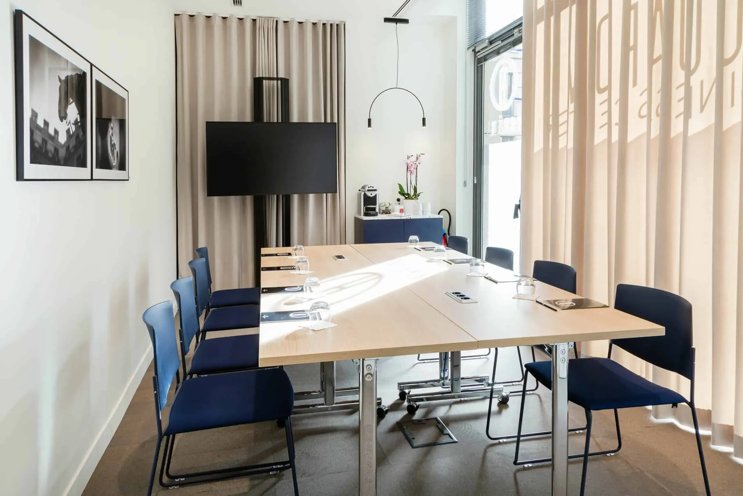 Haussmannian Room With Modern Comforts for Intimate Team Meetings