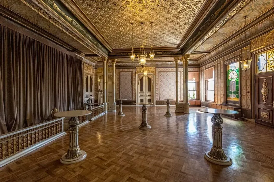 Palatial Neo-Classical Hall With Golden Embellishments for Elegant ...