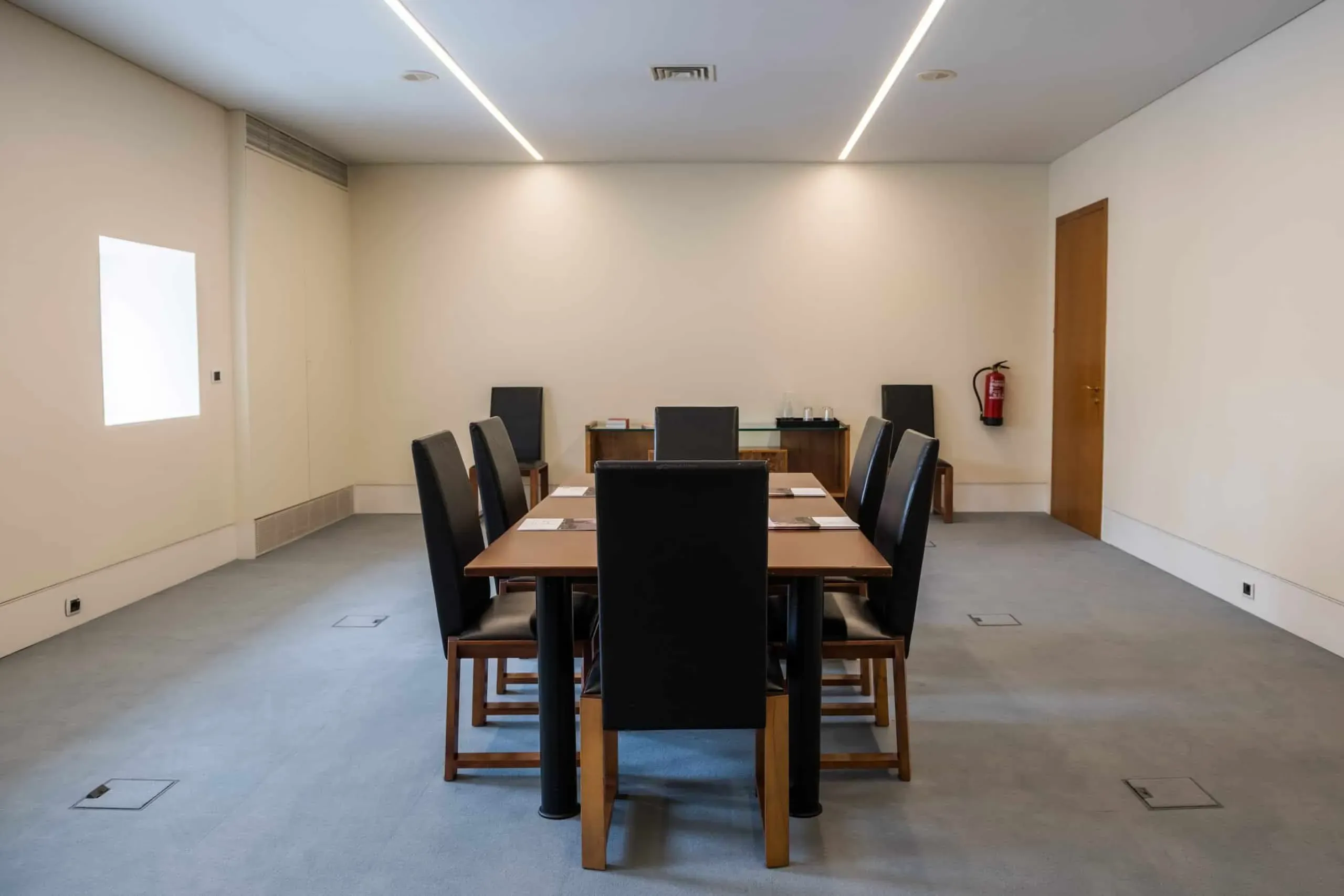 Minimalist Meeting Room With Simple Features for Focused and Productive ...